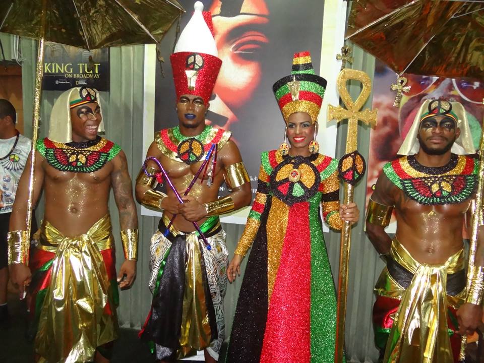 CARNAVAL: Olodum atravessa o Pelourinho com os seguidores de Aton ...