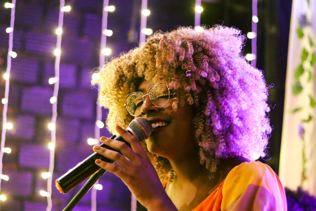 Lara Nunes lança novo EP inspirada em seu primeiro livro - Correio Nagô